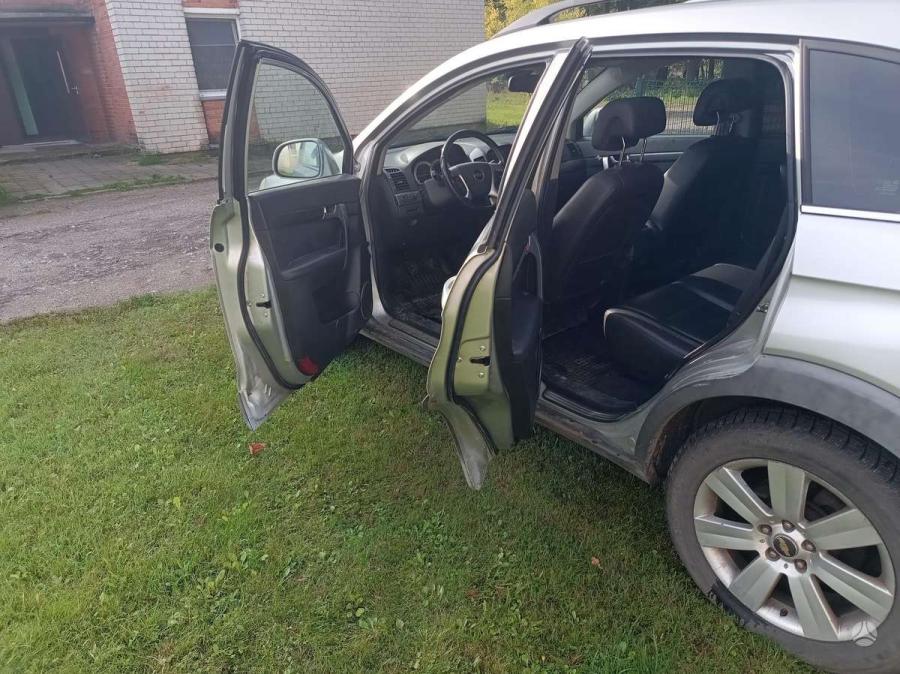 Pelēks Chevrolet Captiva 2007 Radviliškis, ar dzinēja tilpumu 2.00 L un nobraukumu 328 tūkst. km par 1500 €, foto 7 vietnē AUTOMOTO.COM.LV