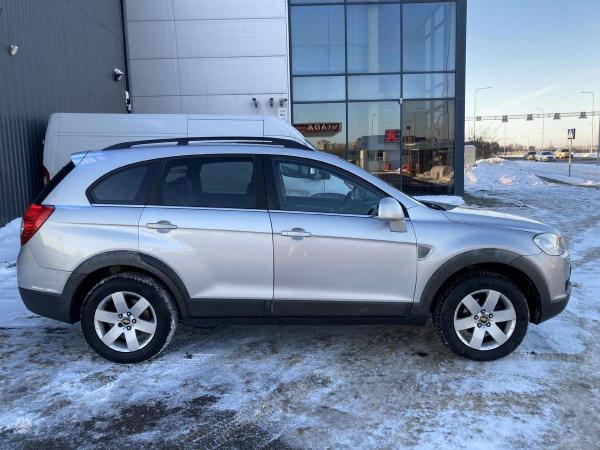 Pelēks Chevrolet Captiva 2008 Viļņa, ar dzinēja tilpumu 2.00 L un nobraukumu 320 tūkst. km par 2750 €, foto 4 vietnē AUTOMOTO.COM.LV