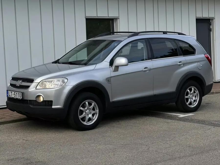 Grey Chevrolet Captiva 2008 in Riga, with an engine capacity of 2.00 L and mileage of 247 thousand km for 2300 €, photo 3 on AUTOMOTO.COM.LV
