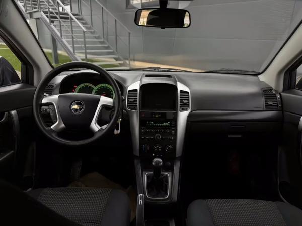 Pelēks Chevrolet Captiva 2008 Rīga, ar dzinēja tilpumu 2.00 L un nobraukumu 240 tūkst. km par 3990 €, foto 8 vietnē AUTOMOTO.COM.LV
