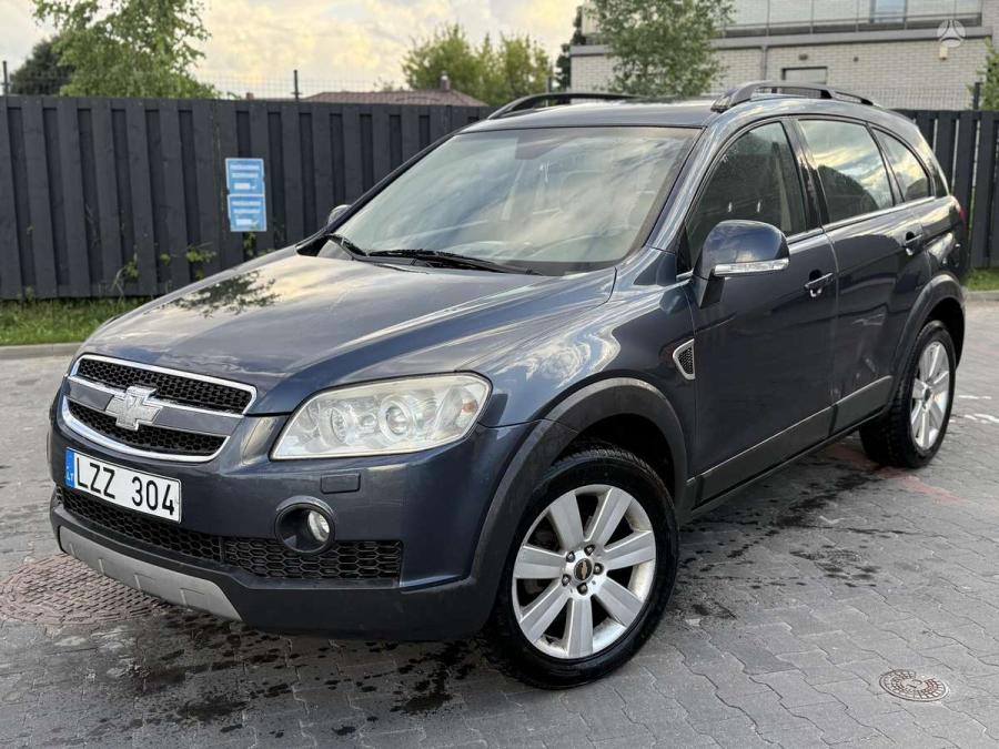 Grey Chevrolet Captiva 2008 in Vilnius, with an engine capacity of 2.00 L and mileage of 320 thousand km for 2600 €, photo 1 on AUTOMOTO.COM.LV