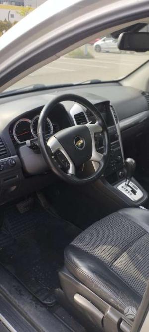 Pelēks Chevrolet Captiva 2008 Viļņa, ar dzinēja tilpumu 2.00 L un nobraukumu 284 tūkst. km par 2700 €, foto  vietnē AUTOMOTO.COM.LV