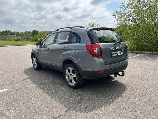 Pelēks Chevrolet Captiva 2009 Viļņa, ar dzinēja tilpumu 2.00 L un nobraukumu 246 tūkst. km par 2400 €, foto 3 vietnē AUTOMOTO.COM.LV
