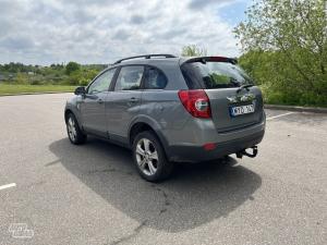 Pelēks Chevrolet Captiva 2009 Viļņa, ar dzinēja tilpumu 2.00 L un nobraukumu 246 tūkst. km par 2400 €, foto 4 vietnē AUTOMOTO.COM.LV