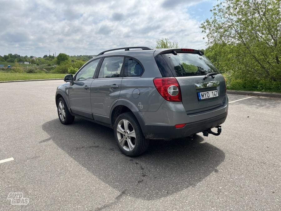 Pelēks Chevrolet Captiva 2009 Viļņa, ar dzinēja tilpumu 2.00 L un nobraukumu 246 tūkst. km par 2400 €, foto 4 vietnē AUTOMOTO.COM.LV