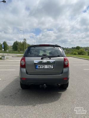 Pelēks Chevrolet Captiva 2009 Viļņa, ar dzinēja tilpumu 2.00 L un nobraukumu 246 tūkst. km par 2400 €, foto 5 vietnē AUTOMOTO.COM.LV