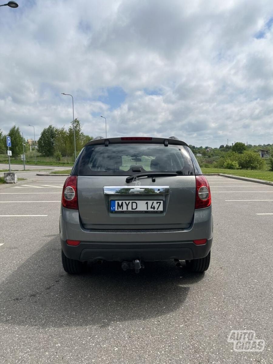 Pelēks Chevrolet Captiva 2009 Viļņa, ar dzinēja tilpumu 2.00 L un nobraukumu 246 tūkst. km par 2400 €, foto 5 vietnē AUTOMOTO.COM.LV