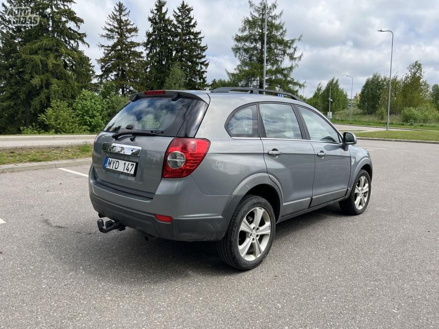 Pelēks Chevrolet Captiva 2009 Viļņa, ar dzinēja tilpumu 2.00 L un nobraukumu 246 tūkst. km par 2400 €, foto 6 vietnē AUTOMOTO.COM.LV