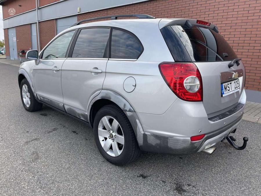 Grey Chevrolet Captiva 2009 in Vilnius, with an engine capacity of 0.00 L and mileage of 280 thousand km for 2950 €, photo 3 on AUTOMOTO.COM.LV