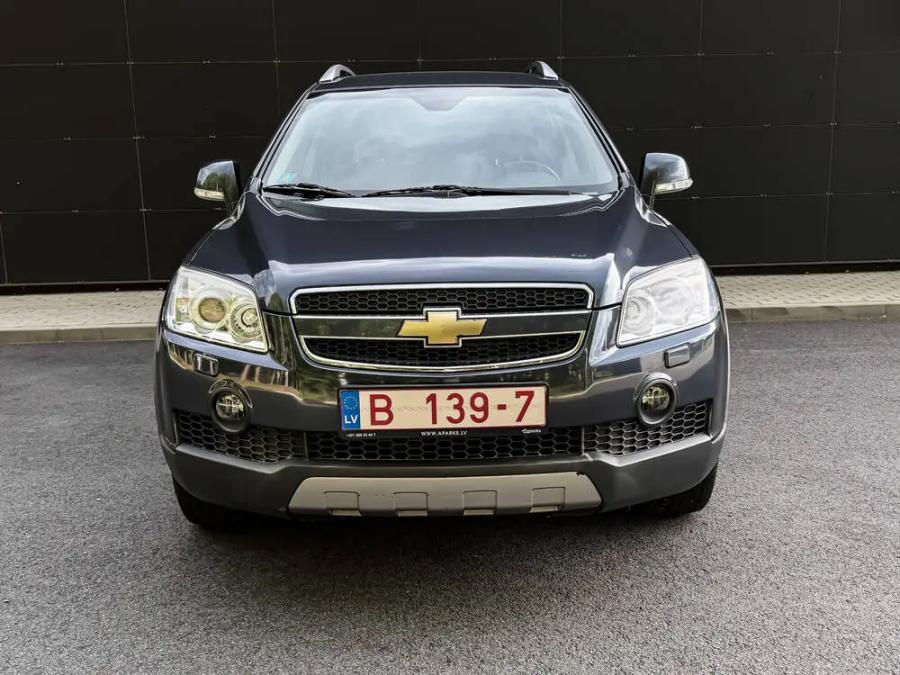 Grey Chevrolet Captiva 2009 in Jelgava, with an engine capacity of 2.00 L and mileage of 143 thousand km for 4900 €, photo 3 on AUTOMOTO.COM.LV