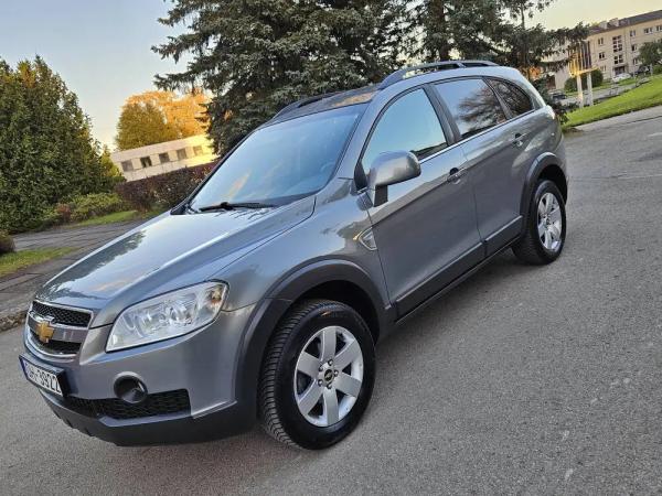 Pelēks Chevrolet Captiva 2010 Jēkabpils, ar dzinēja tilpumu 2.00 L un nobraukumu 164 tūkst. km par 4190 €, foto 1 vietnē AUTOMOTO.COM.LV