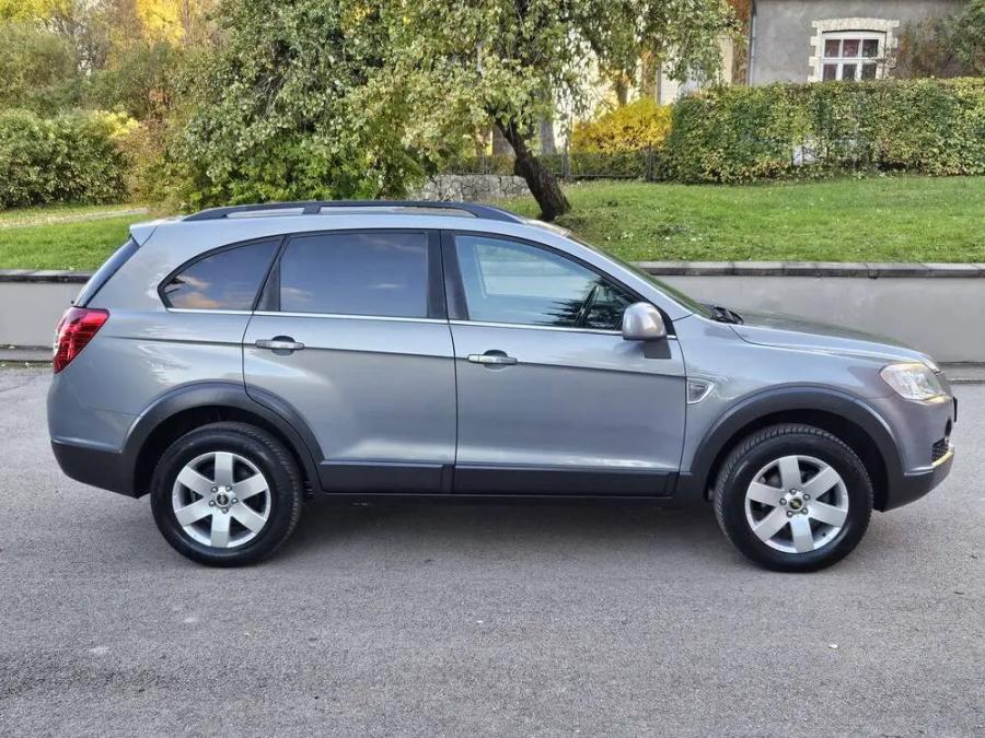 Pelēks Chevrolet Captiva 2010 Jēkabpils, ar dzinēja tilpumu 2.00 L un nobraukumu 164 tūkst. km par 4190 €, foto 4 vietnē AUTOMOTO.COM.LV