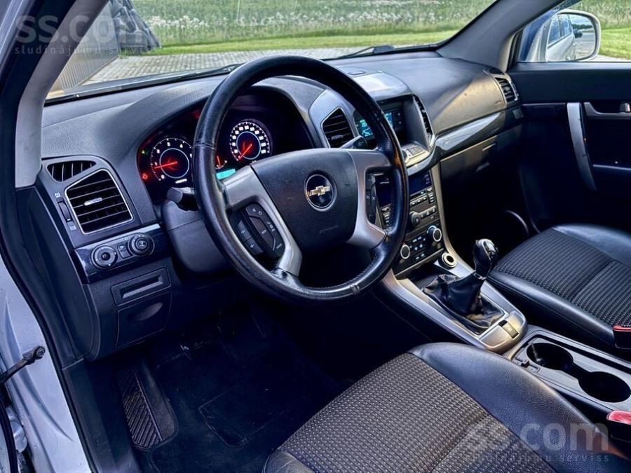 Grey Chevrolet Captiva 2011 in Talsi, with an engine capacity of 2.20 L and mileage of 301 thousand km for 5700 €, photo 8 on AUTOMOTO.COM.LV