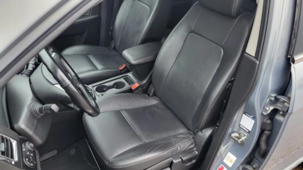 Pelēks Chevrolet Captiva 2012 Rīga, ar dzinēja tilpumu 2.40 L un nobraukumu 167 tūkst. km par 7850 €, foto 3 vietnē AUTOMOTO.COM.LV