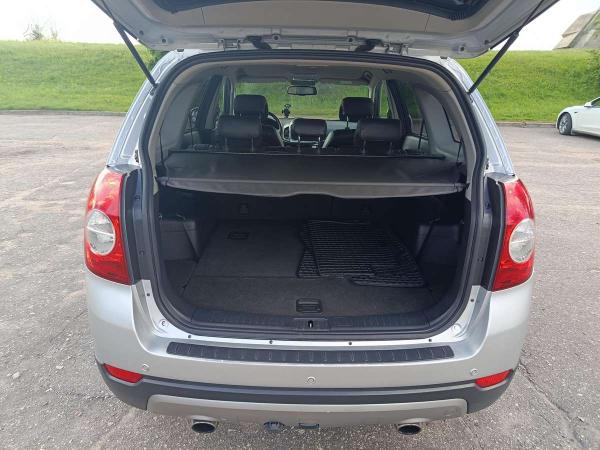Grey Chevrolet Captiva 2012 in Kaunas, with an engine capacity of 2.23 L and mileage of 150 thousand km for 5500 €, photo 8 on AUTOMOTO.COM.LV