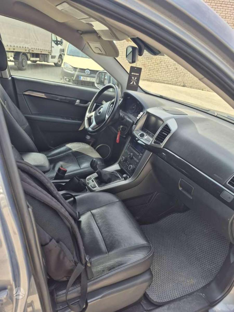 Grey Chevrolet Captiva 2012 in Sakiai, with an engine capacity of 2.23 L and mileage of 267 thousand km for 4500 €, photo 8 on AUTOMOTO.COM.LV