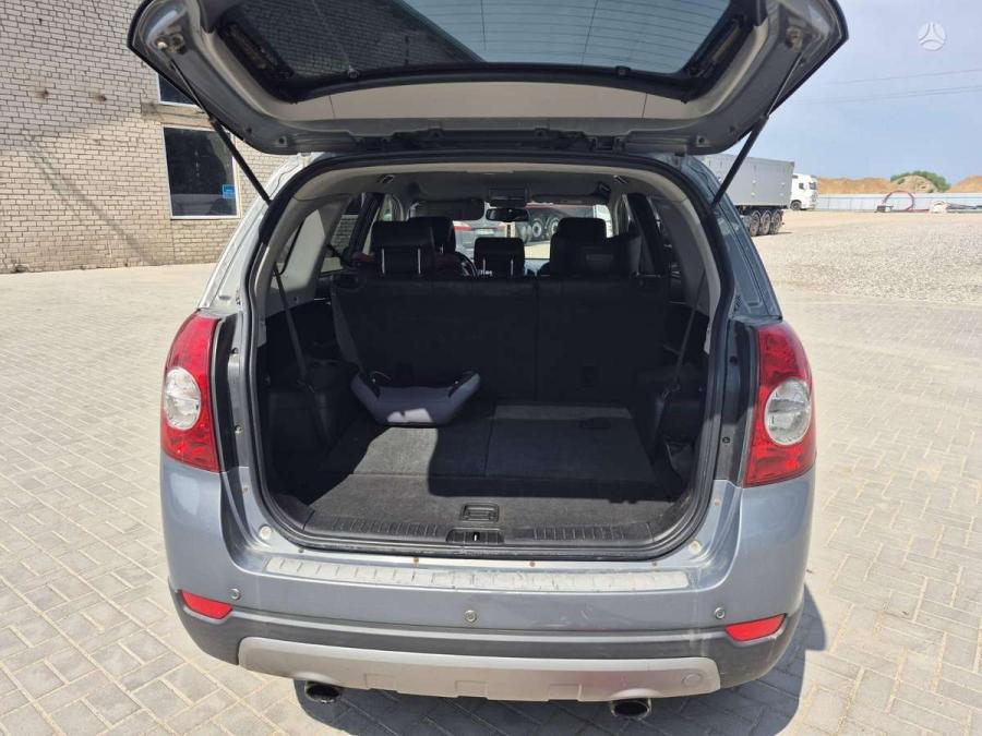 Grey Chevrolet Captiva 2012 in Sakiai, with an engine capacity of 2.23 L and mileage of 267 thousand km for 4500 €, photo 10 on AUTOMOTO.COM.LV