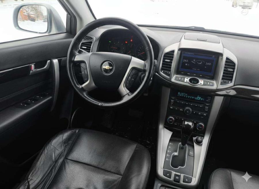 Grey Chevrolet Captiva 2015 in Siauliai, with an engine capacity of 2.00 L and mileage of 173 thousand km for 6200 €, photo 10 on AUTOMOTO.COM.LV