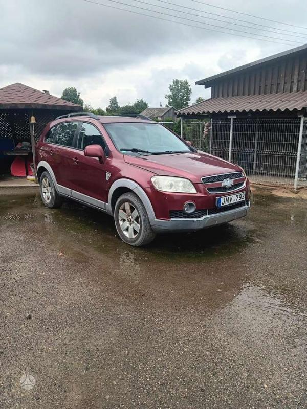 Red Chevrolet Captiva 2007 in Pakruojis, with an engine capacity of 2.00 L and mileage of 240 thousand km for 1350 €, photo 1 on AUTOMOTO.COM.LV