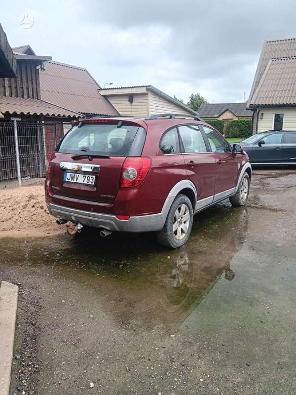 Red Chevrolet Captiva 2007 in Pakruojis, with an engine capacity of 2.00 L and mileage of 240 thousand km for 1350 €, photo 2 on AUTOMOTO.COM.LV
