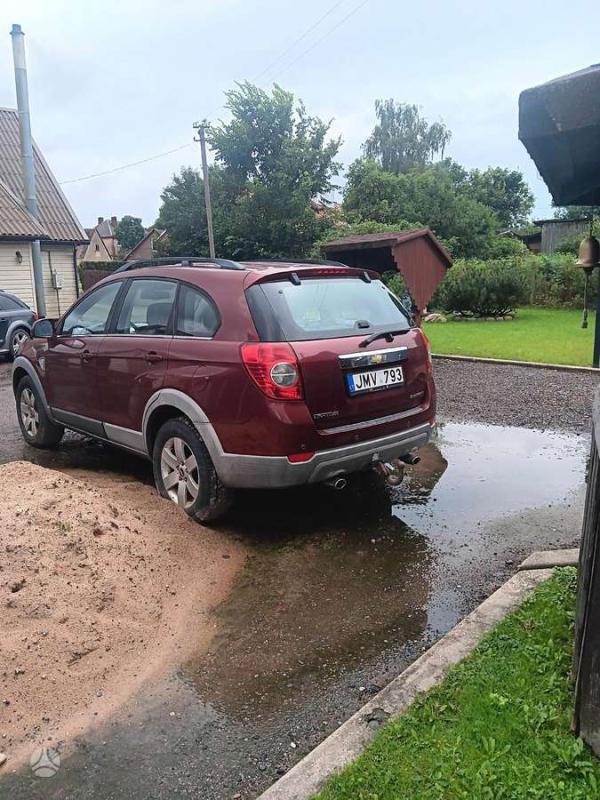 Red Chevrolet Captiva 2007 in Pakruojis, with an engine capacity of 2.00 L and mileage of 240 thousand km for 1350 €, photo 4 on AUTOMOTO.COM.LV
