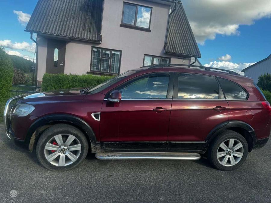 Red Chevrolet Captiva 2007 in Plunge, with an engine capacity of 1.99 L and mileage of 280 thousand km for 1350 €, photo 1 on AUTOMOTO.COM.LV