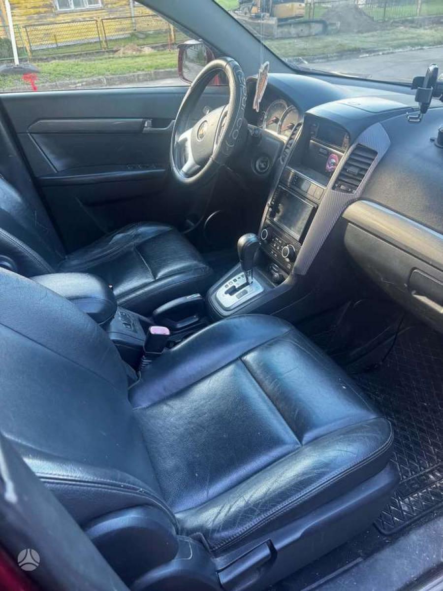 Red Chevrolet Captiva 2007 in Plunge, with an engine capacity of 1.99 L and mileage of 280 thousand km for 1350 €, photo 4 on AUTOMOTO.COM.LV