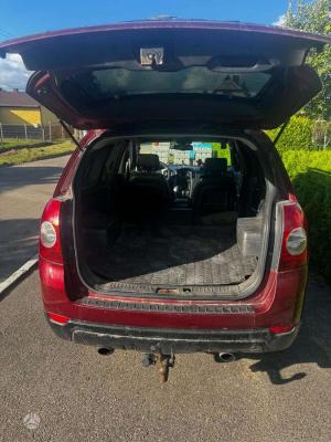 Red Chevrolet Captiva 2007 in Plunge, with an engine capacity of 1.99 L and mileage of 280 thousand km for 1350 €, photo 5 on AUTOMOTO.COM.LV
