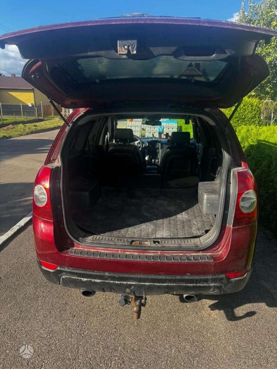 Red Chevrolet Captiva 2007 in Plunge, with an engine capacity of 1.99 L and mileage of 280 thousand km for 1350 €, photo 5 on AUTOMOTO.COM.LV