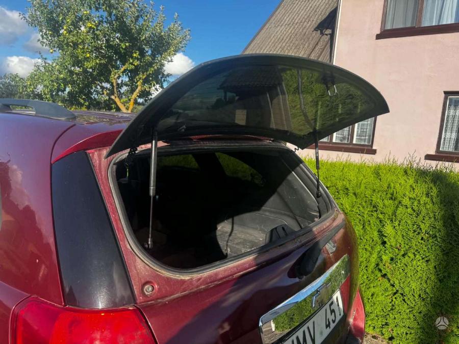 Red Chevrolet Captiva 2007 in Plunge, with an engine capacity of 1.99 L and mileage of 280 thousand km for 1350 €, photo 6 on AUTOMOTO.COM.LV