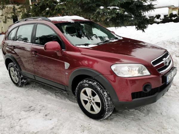 Red Chevrolet Captiva 2009 in Siauliai, with an engine capacity of 2.00 L and mileage of 270 thousand km for 2699 €, photo 3 on AUTOMOTO.COM.LV
