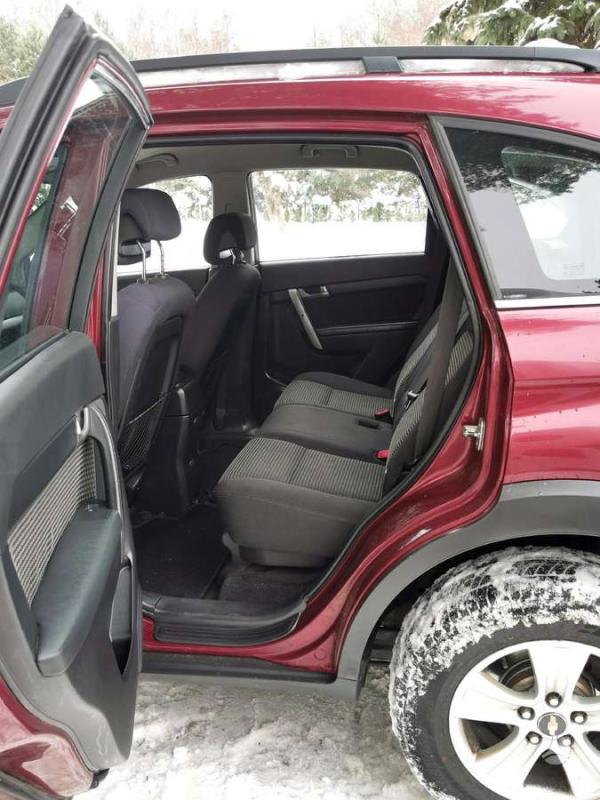 Red Chevrolet Captiva 2009 in Siauliai, with an engine capacity of 2.00 L and mileage of 270 thousand km for 2699 €, photo 9 on AUTOMOTO.COM.LV