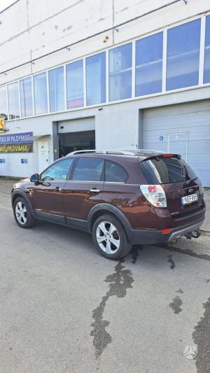 Red Chevrolet Captiva 2011 in Panevezys, with an engine capacity of 2.20 L and mileage of 221 thousand km for 4700 €, photo 4 on AUTOMOTO.COM.LV