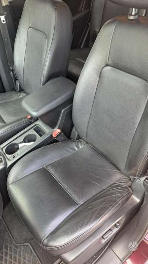 Red Chevrolet Captiva 2011 in Panevezys, with an engine capacity of 2.20 L and mileage of 221 thousand km for 4700 €, photo 11 on AUTOMOTO.COM.LV