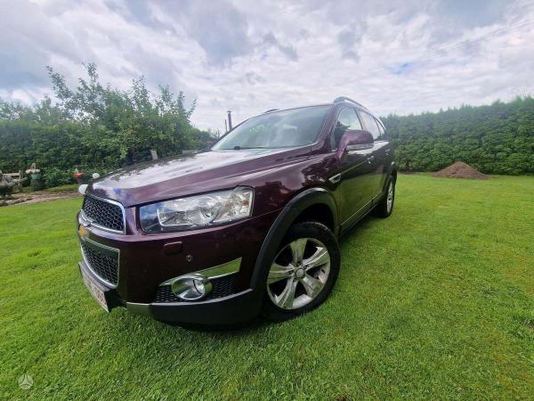 Red Chevrolet Captiva 2013 in Ukmerge, with an engine capacity of 2.23 L and mileage of 201 thousand km for 4750 €, photo 2 on AUTOMOTO.COM.LV