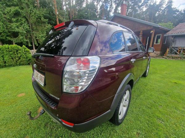 Red Chevrolet Captiva 2013 in Ukmerge, with an engine capacity of 2.23 L and mileage of 201 thousand km for 4750 €, photo 4 on AUTOMOTO.COM.LV