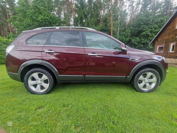 Red Chevrolet Captiva 2013 in Ukmerge, with an engine capacity of 2.23 L and mileage of 201 thousand km for 4750 €, photo 5 on AUTOMOTO.COM.LV