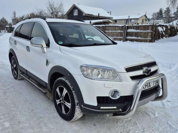 White Chevrolet Captiva 2009 in Vilnius, with an engine capacity of 2.00 L and mileage of 180 thousand km for 2850 €, photo 2 on AUTOMOTO.COM.LV