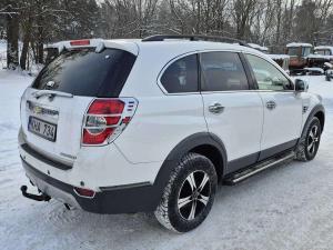 White Chevrolet Captiva 2009 in Vilnius, with an engine capacity of 2.00 L and mileage of 180 thousand km for 2850 €, photo 4 on AUTOMOTO.COM.LV