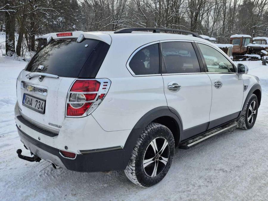 White Chevrolet Captiva 2009 in Vilnius, with an engine capacity of 2.00 L and mileage of 180 thousand km for 2850 €, photo 4 on AUTOMOTO.COM.LV
