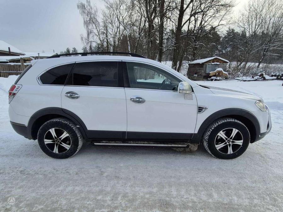 White Chevrolet Captiva 2009 in Vilnius, with an engine capacity of 2.00 L and mileage of 180 thousand km for 2850 €, photo 5 on AUTOMOTO.COM.LV