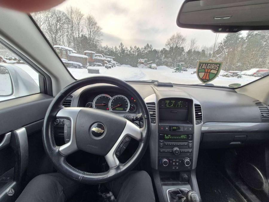 White Chevrolet Captiva 2009 in Vilnius, with an engine capacity of 2.00 L and mileage of 180 thousand km for 2850 €, photo 8 on AUTOMOTO.COM.LV