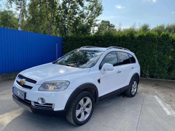 White Chevrolet Captiva 2010 in Kaunas, with an engine capacity of 1.99 L and mileage of 273 thousand km for 4550 €, photo 1 on AUTOMOTO.COM.LV
