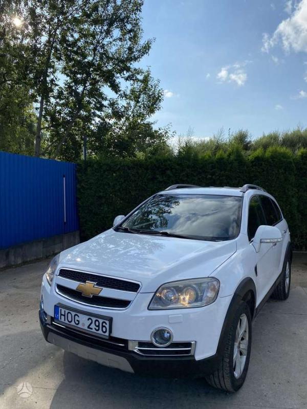 White Chevrolet Captiva 2010 in Kaunas, with an engine capacity of 1.99 L and mileage of 273 thousand km for 4550 €, photo 2 on AUTOMOTO.COM.LV