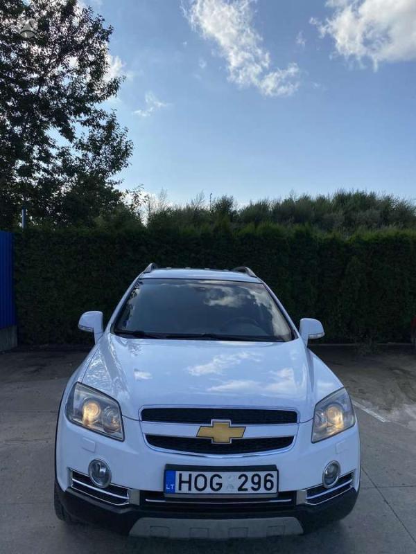 White Chevrolet Captiva 2010 in Kaunas, with an engine capacity of 1.99 L and mileage of 273 thousand km for 4550 €, photo 3 on AUTOMOTO.COM.LV