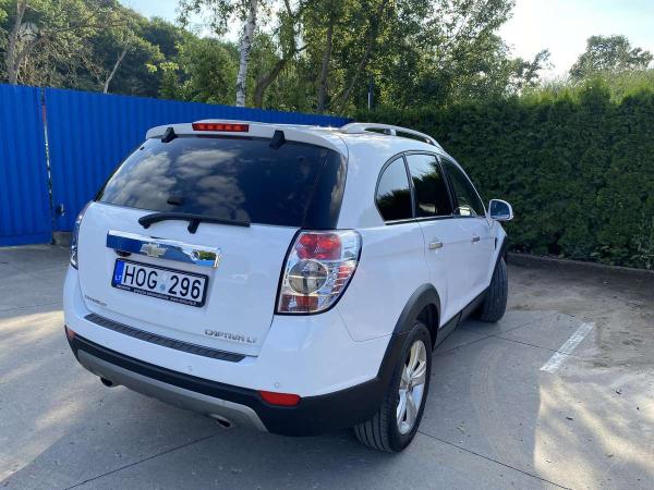 White Chevrolet Captiva 2010 in Kaunas, with an engine capacity of 1.99 L and mileage of 273 thousand km for 4550 €, photo 4 on AUTOMOTO.COM.LV