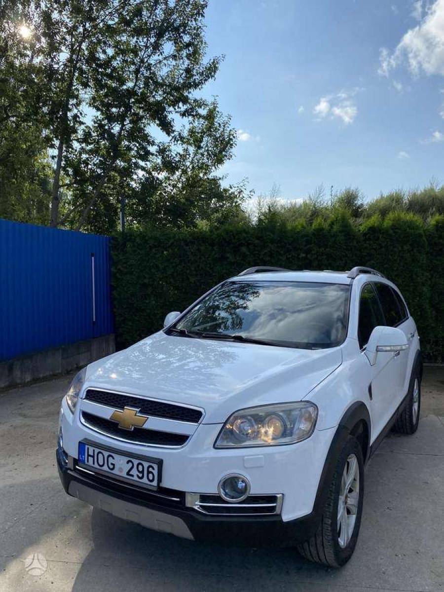 White Chevrolet Captiva 2010 in Kaunas, with an engine capacity of 1.99 L and mileage of 273 thousand km for 4550 €, photo 3 on AUTOMOTO.COM.LV