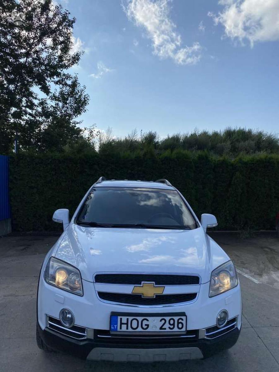 White Chevrolet Captiva 2010 in Kaunas, with an engine capacity of 1.99 L and mileage of 273 thousand km for 4550 €, photo 4 on AUTOMOTO.COM.LV