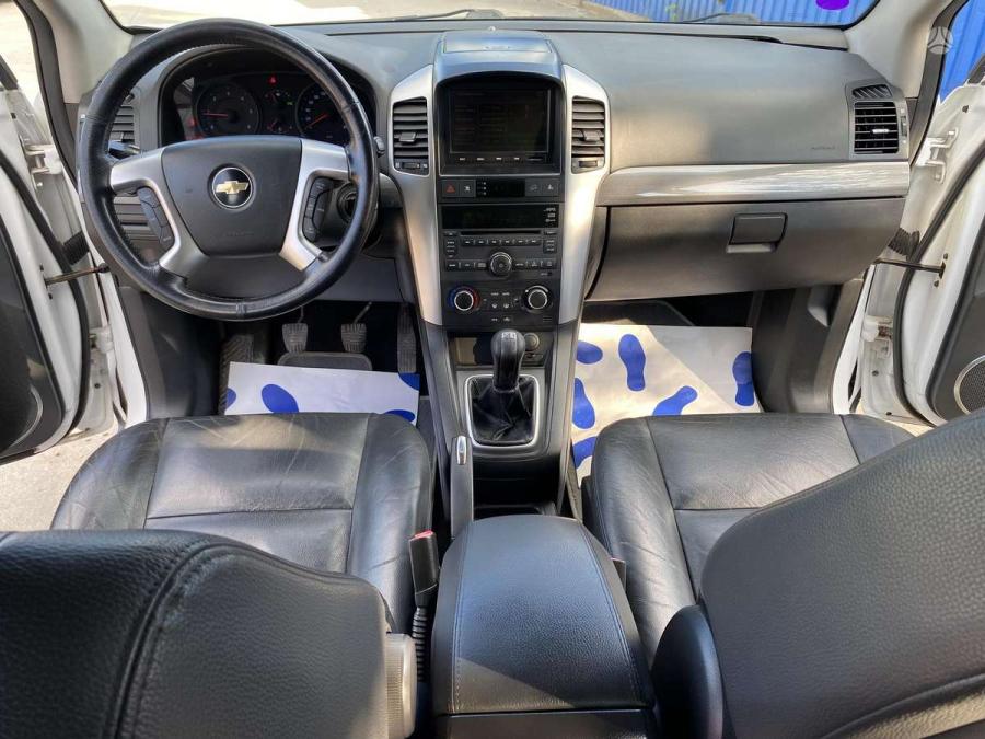 White Chevrolet Captiva 2010 in Kaunas, with an engine capacity of 1.99 L and mileage of 273 thousand km for 4550 €, photo 9 on AUTOMOTO.COM.LV