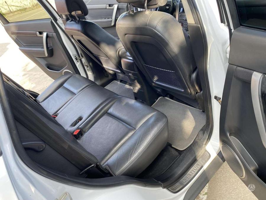 White Chevrolet Captiva 2010 in Kaunas, with an engine capacity of 1.99 L and mileage of 273 thousand km for 4550 €, photo 10 on AUTOMOTO.COM.LV